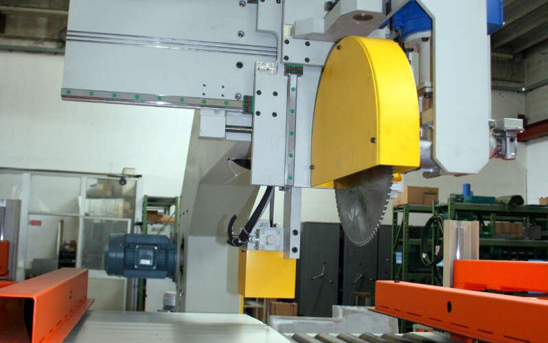 Advanced and reliable saws for cutting sandwich panels - ISTech Sawing